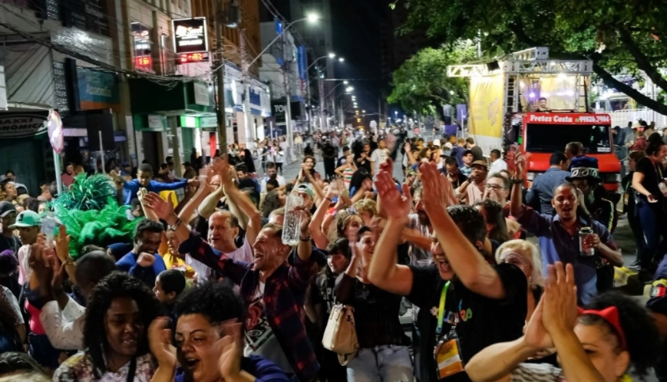Multidão vai às ruas em Carnaval de Novo Hamburgo